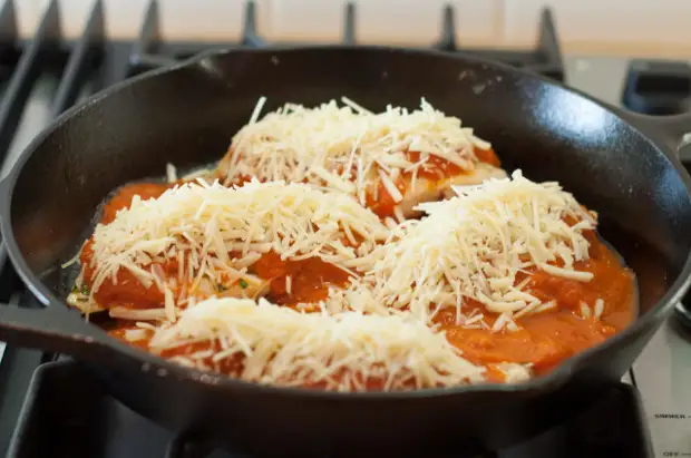 Mozarell आणि parmesan चीज सह चिकन शिंपडा.