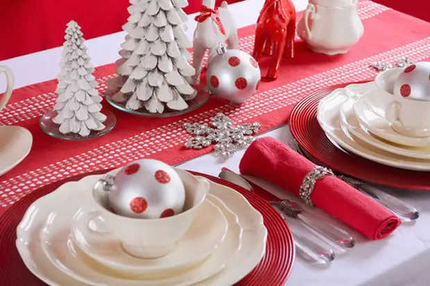 Under the sign of the fiery rooster: decoration of the New Year's table with their own hands