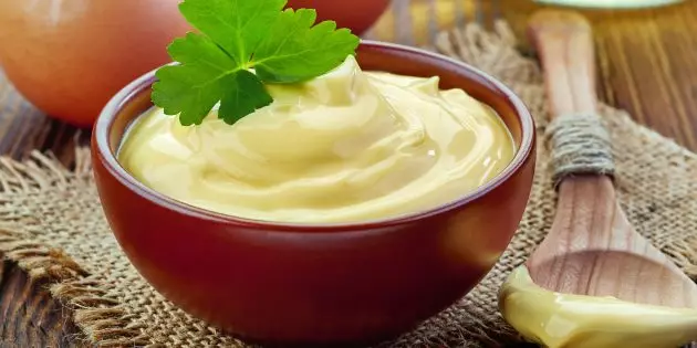 Homemade Mayonnaise уксус менен сары кычы жок: Жөнөкөй рецепт