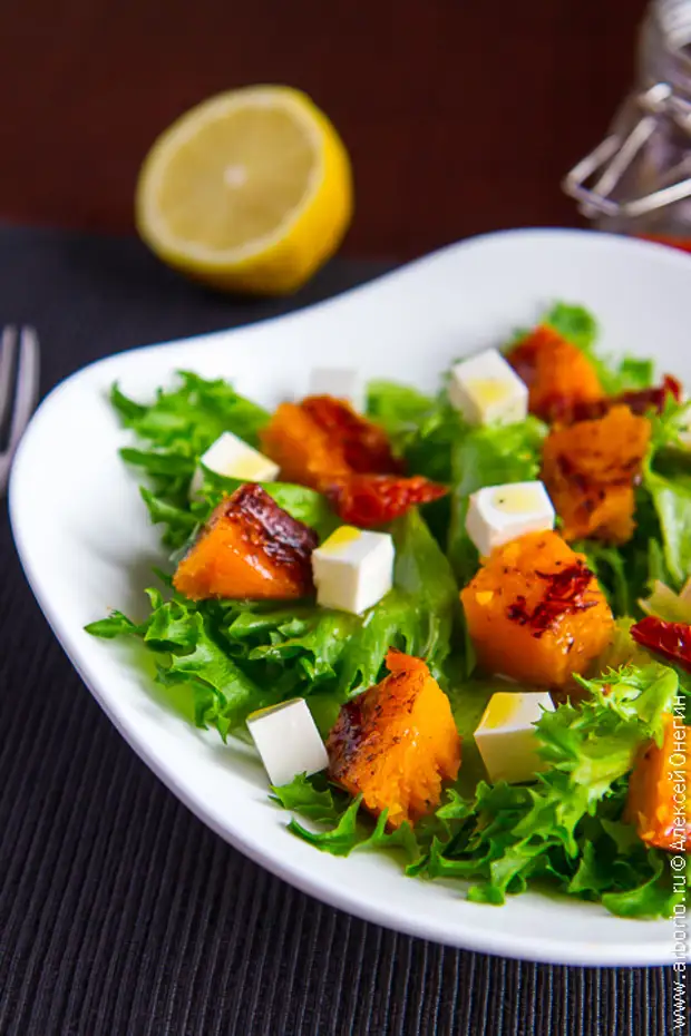 Salad with a baked pumpkin - an attempt to extend the gone summer