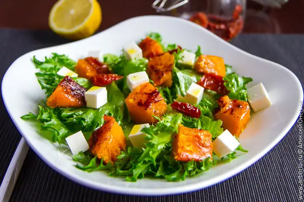 Salad with a baked pumpkin - an attempt to extend the gone summer