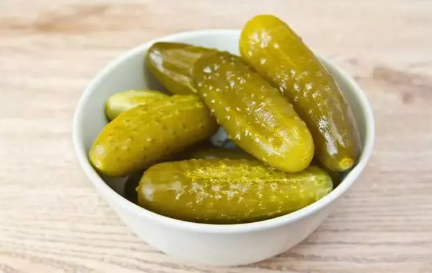 De pepinos de pickled cociñar un delicioso recheo para tortas