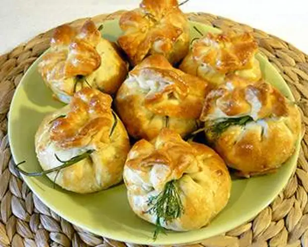 Snack Babes từ Puff Pastry cho một bàn lễ hội