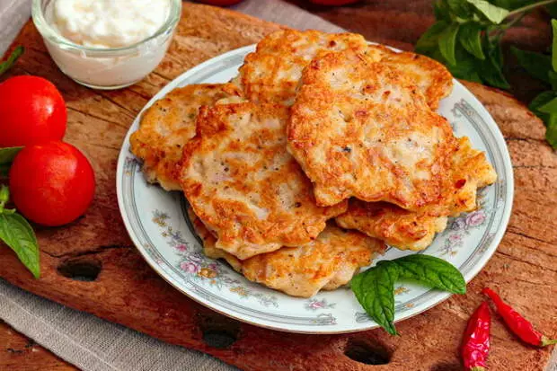 Cutlets de pollo "Albanés" - Prepárese sen un moedor de carne