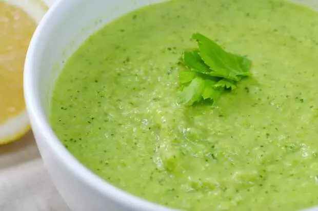 Sopa de puré encantadora de chícharos verdes. Quenta e aumenta a inmunidade!