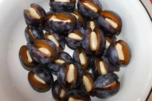 ជាមួយនឹងខ្ទឹម prunes ជ្រក់