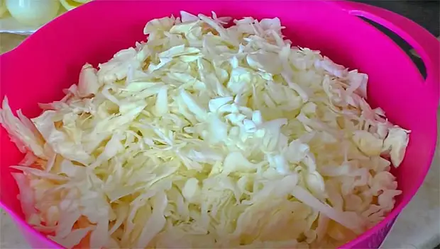 We mix cabbage and buckwheat in the same frying pan: a completely new dish of familiar products