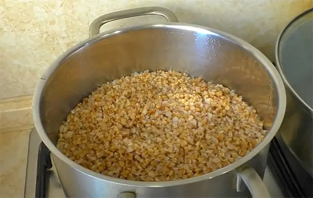 We mix cabbage and buckwheat in the same frying pan: a completely new dish of familiar products