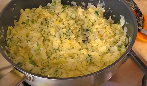 We mix cabbage and buckwheat in the same frying pan: a completely new dish of familiar products