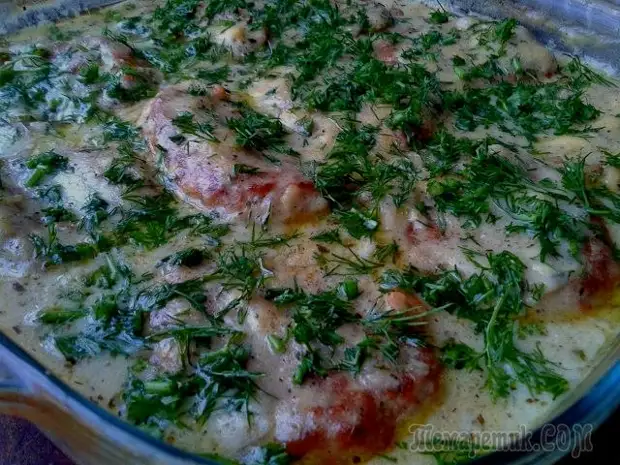 Chuletas de pescado bajo salsa de queso crema agria