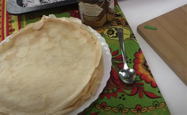 Versare i pancake con la crema e trasformarsi in torta delicata. Gusto di riempimento solido