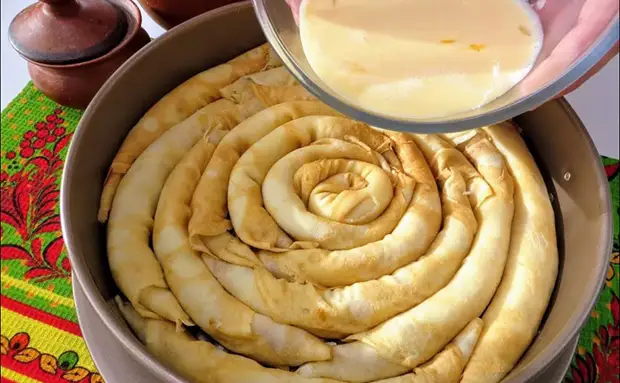 Versare i pancake con la crema e trasformarsi in torta delicata. Gusto di riempimento solido