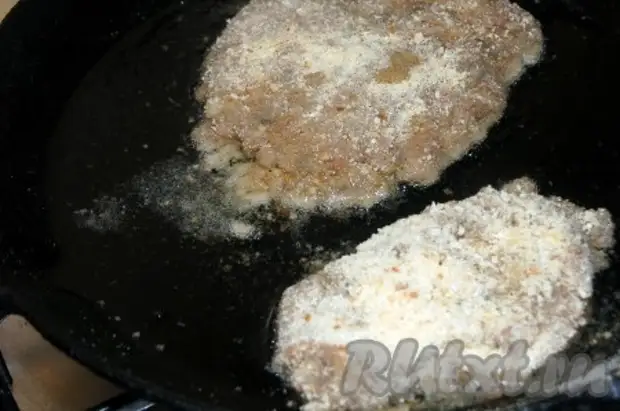 Tuang minyak sayur kana lerang hiji, dibagi janten minyak panas kalayan anu sabeulah susunan pikeun motong cutlet.