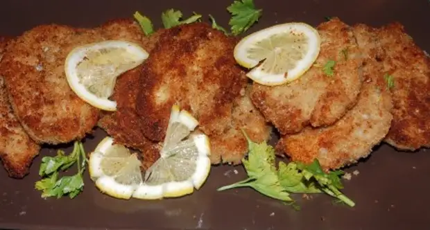 Frite as chuletas de peixe orixinais de arenque por 2-3 minutos a cada lado. Tamén usar unha espátula para eliminar-los nunha placa. Servir inmediatamente sobre a mesa.