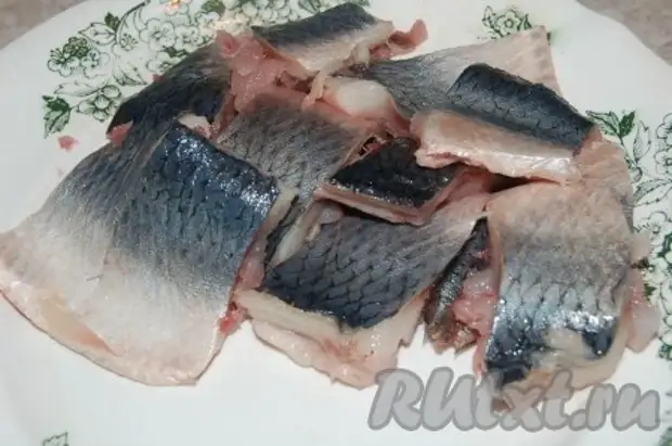 Herring dibersihkan, lepaskan bagian dalam, tulang dan oleskan dalam potongan-potongan kecil.