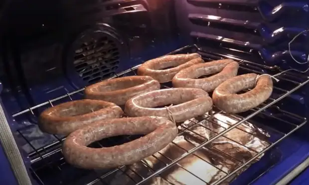 Home Sausage ay handa na para sa 3 oras: Real Krakow sa oven