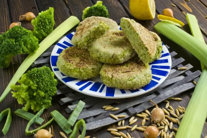 Aardappelcutlets met broccoli. \ Foto: Botanichka.ru.