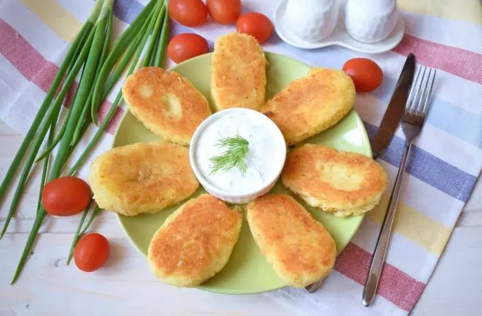 Aardappelcutlets met ham en kaas. \ Foto: Google.com.ua.