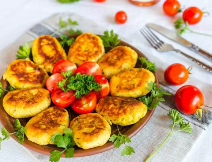 Aardappelcutlets met een appel. \ Foto: Chefmarket.ru.