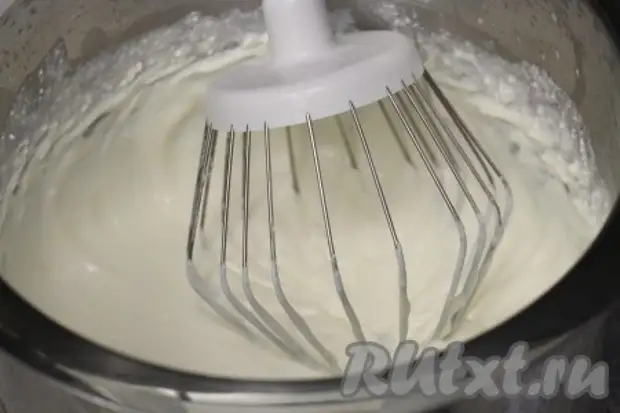 Lad det køle af. Forbered creme. Vi udløser cottage cheese og et par spiseskefulde creme i en blender til en glat homogen masse. Den resterende creme og sukker med en mixer med en mixer, tilsæt hytteost og igen med et swake.