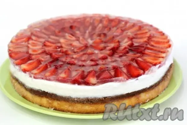 Para que as bagas mantenham sua frescura, derramei sua geléia com base em gelatina e coloquei tudo na geladeira por algumas horas. Depois disso, consegui ligar a torta para o prato e tirar, mas se a camada superior é apenas um creme, então é melhor usar uma forma destacável ou você tem que cortar uma praia