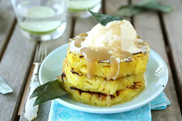 Lækre dessert kan fremstilles på grillen, for eksempel ananasstykker med brun sukkersauce, efter madlavning ovenfra kan du lægge ud is