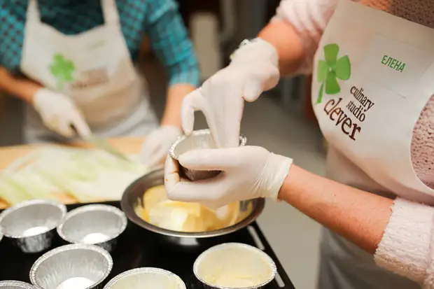 Franséisch Pouleten, déi mat Prunes geklappt hunn