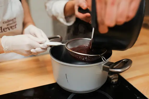 Franséisch Pouleten, déi mat Prunes geklappt hunn