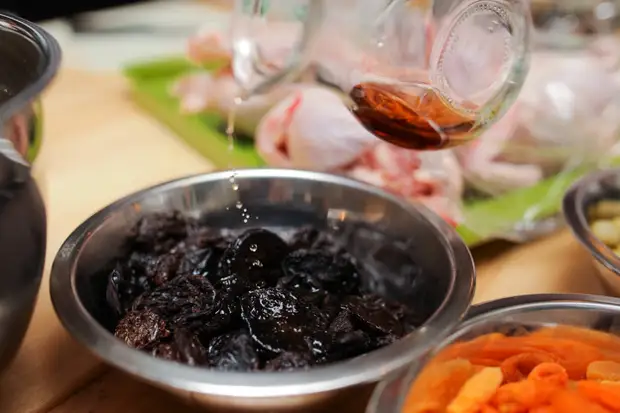 Franséisch Pouleten, déi mat Prunes geklappt hunn