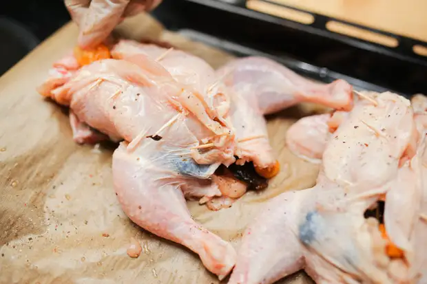 Franséisch Pouleten, déi mat Prunes geklappt hunn