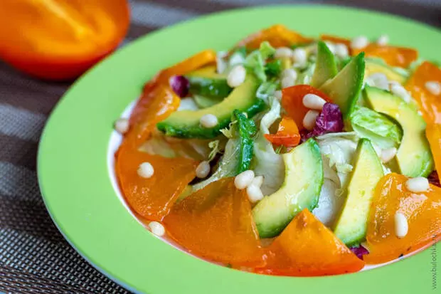 Salad dengan persimmon.