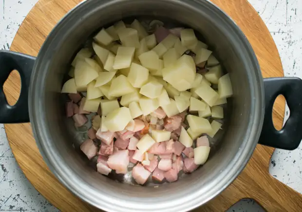 Sopa croata com um jovem verduras