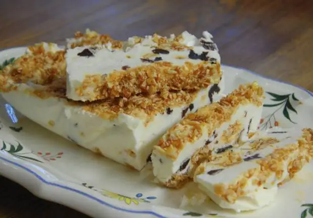 Frozen Nougat na may Prunes.