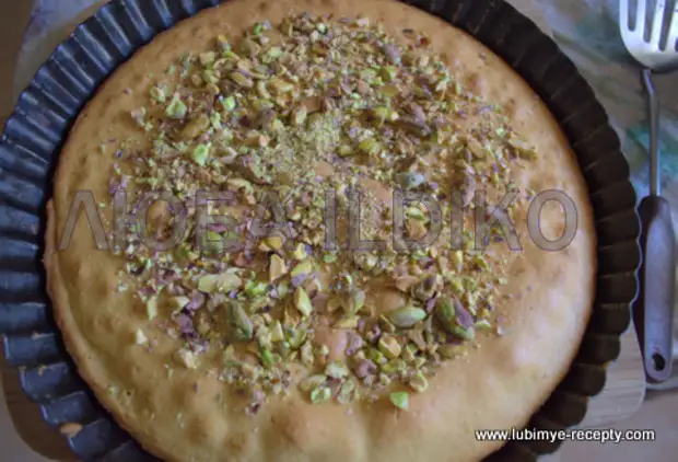 BlackBerry နှင့်ငံပြာရည်နှင့်အတူ pistachio pie