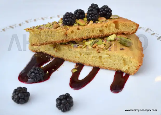 BlackBerry နှင့်ငံပြာရည်နှင့်အတူ pistachio pie