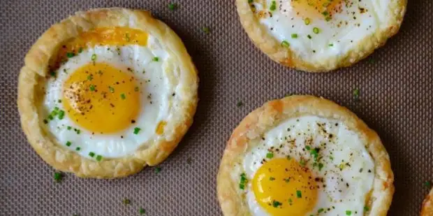 Cómo cocinar los huevos en el horno: Puffs con huevos al horno