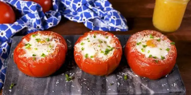 Cómo cocinar los huevos en el horno: huevos al horno en cestas de tomates