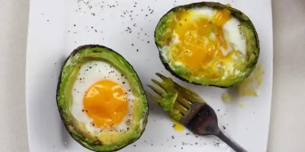 Cómo cocinar los huevos en el horno: huevos al horno en cestas de aguacate