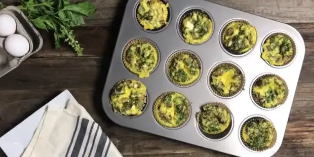 Cómo hacer huevos en el horno: muffins de huevo con champiñones, verdes y queso feta