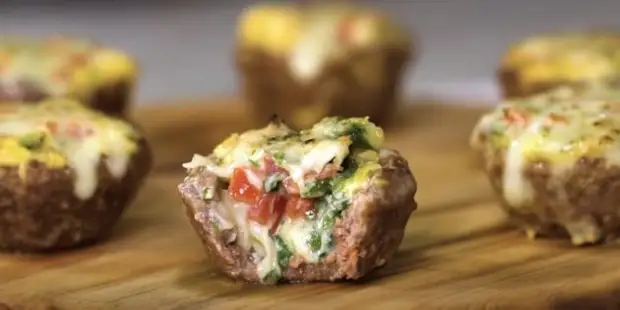 Huevos de recetas en el horno: muffins de huevo en cestas de carne