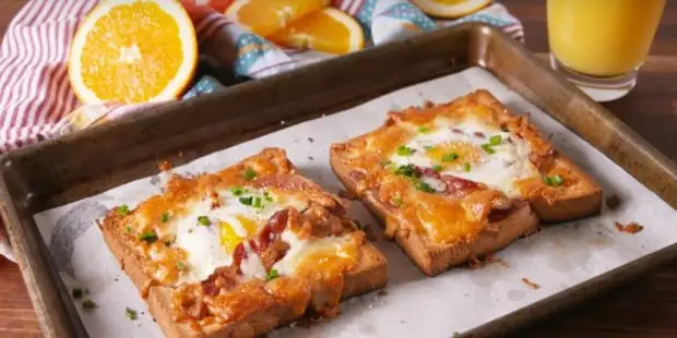 Cómo cocinar los huevos en el horno: tostadas al horno con huevo y tocino