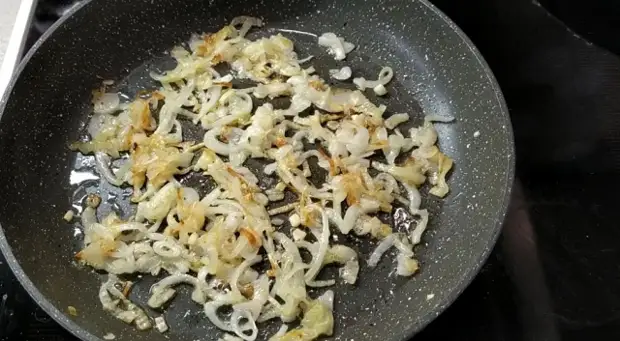 Salad từ Champignons và cà rốt bằng tiếng Hàn