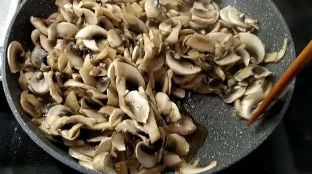 Salad từ Champignons và cà rốt bằng tiếng Hàn