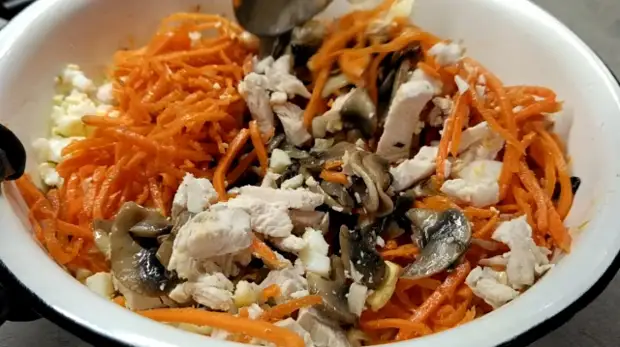 Salad gikan sa mga champigons ug karot sa Korean