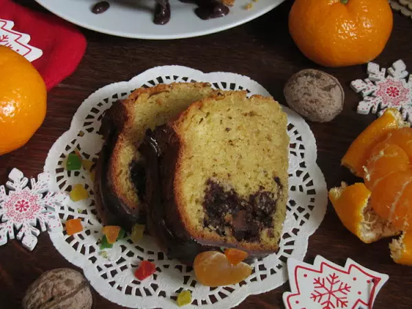 Mandarine-Cupcake mit Schokoladen- und Nussfüllung