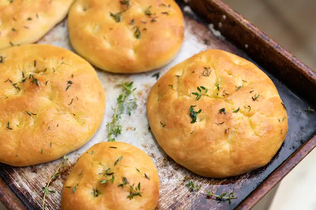 Gebakken in de haard: het koken van traditionele Italiaanse focacci