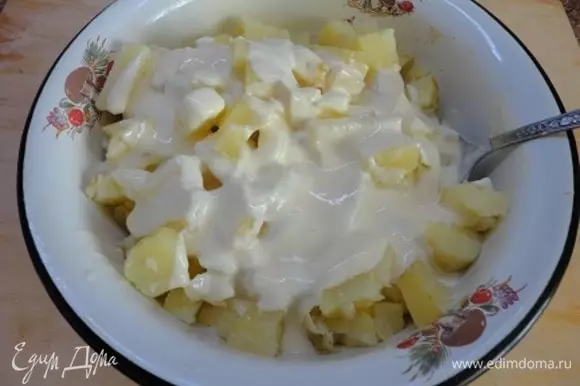 Ang mga patatas sa Britanya sagad nga moluhod hapit sa mashed patatas. Nakahukom ko nga putlon ang mga cubes ug dayon konektado sa sour cream, yolks ug natunaw nga mantikilya.