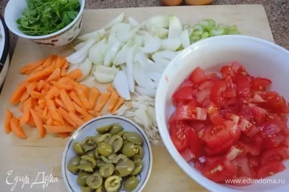 Morötter, selleri och lök skuren i bitar, oliver skärs på halvor, skal tomater från huden och skär i kuber (på vintern kan det bytas ut med tomater i vår egen juice), vitlök och persilja.