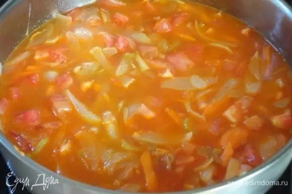 Raba man tumatir da tumatir da tumatir da kuma zuba broth zuwa kayan lambu. Stew 10-15 minti tare da murfin bude.