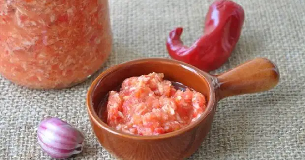 Glodeter dal pomodoro con aglio per l'inverno - uno spuntino bruciante molto gustoso